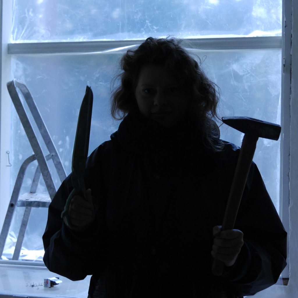 Maruša Uhan – Galerija Nočna izložba Pešak | Night Window Display ...